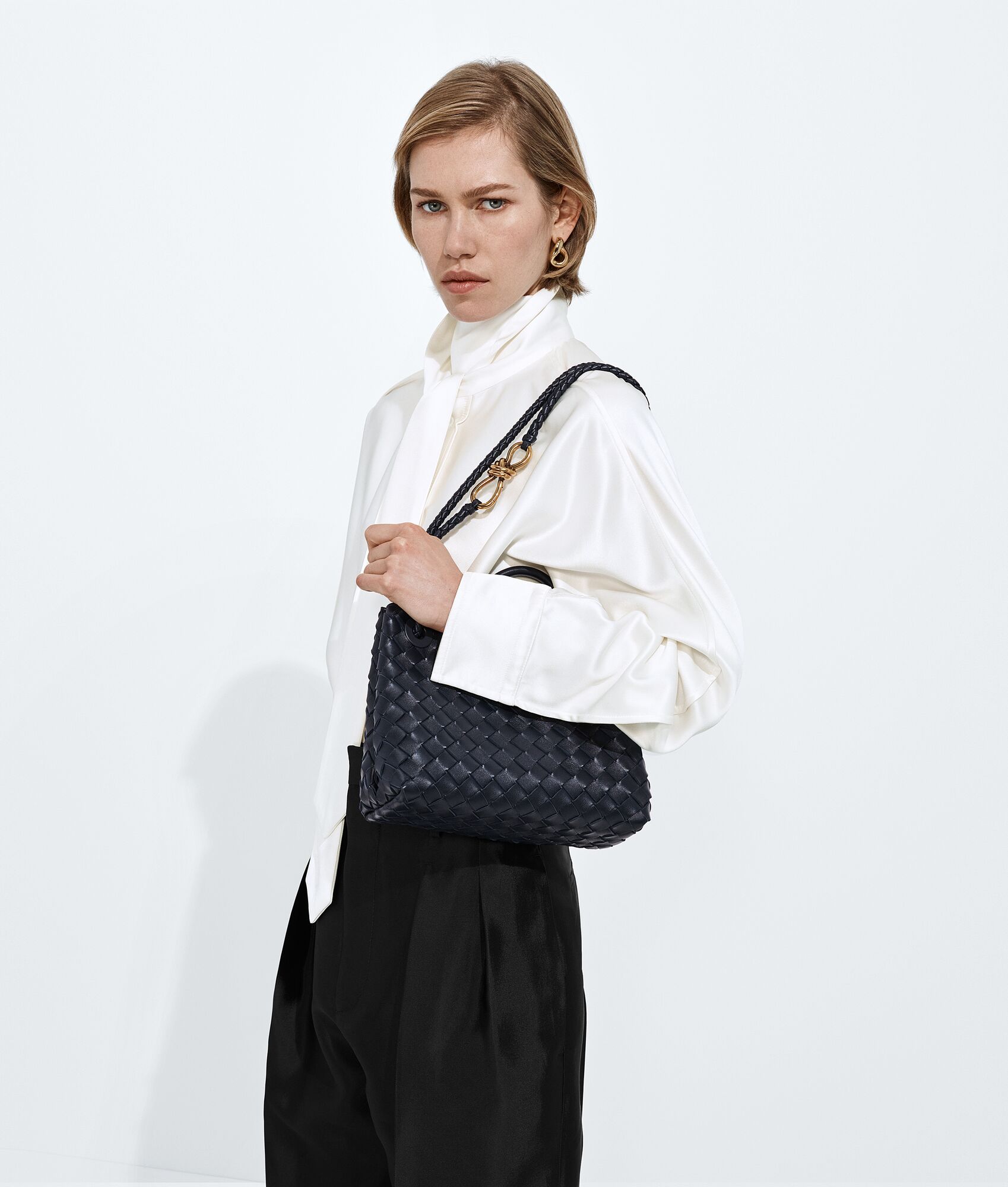 Bolso Andiamo pequeño para Mujer en Midnight | Bottega Veneta ES