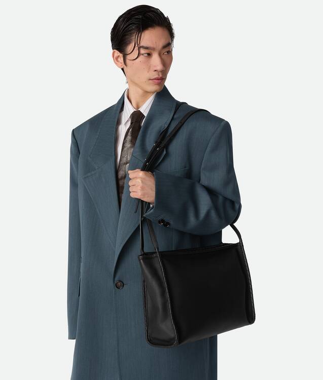 コリエーレ メッセンジャー のために メンズ で ブラック | ボッテガ・ヴェネタ JP