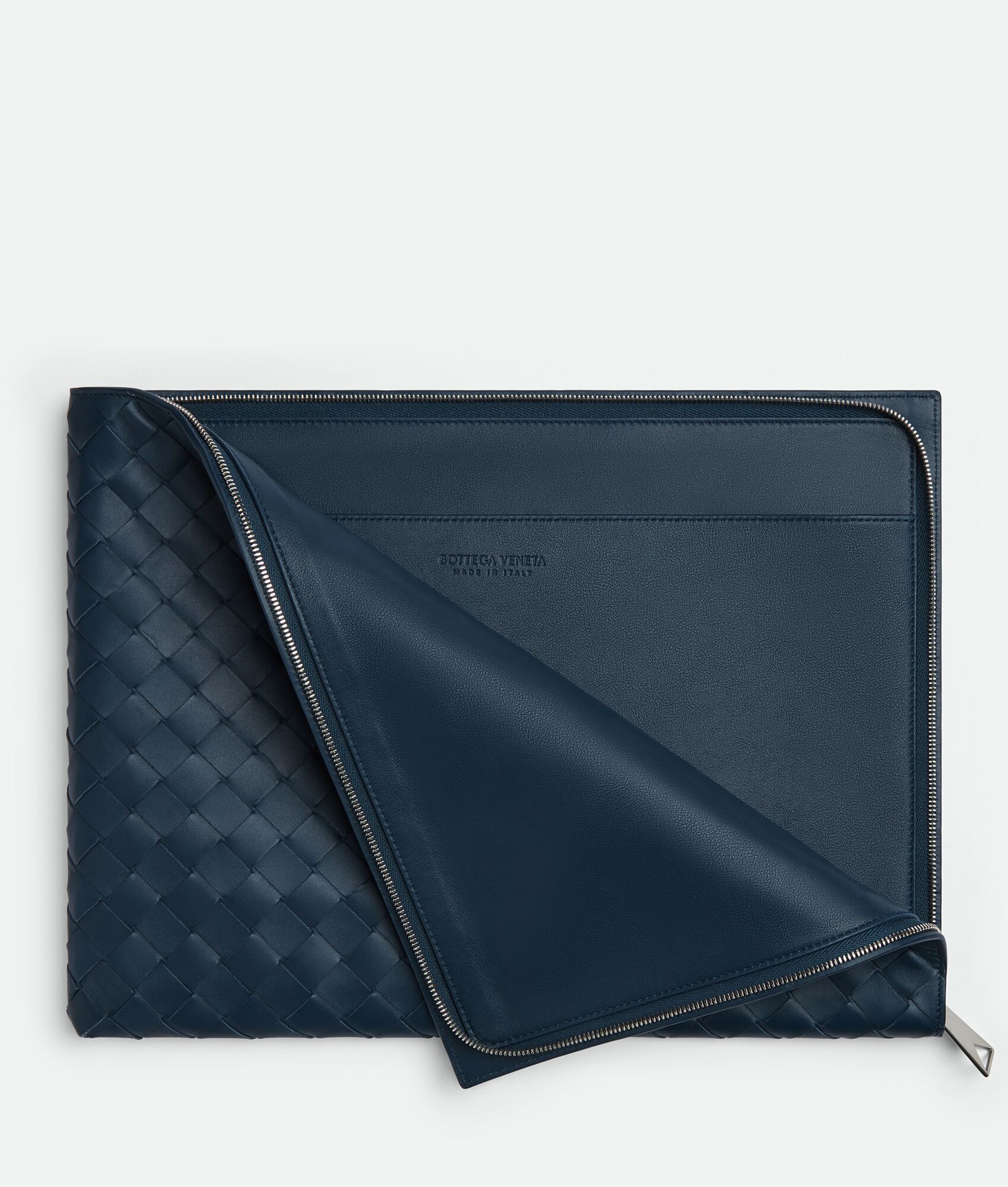 딥 블루인트레치아토 하프 지퍼 파우치| Bottega Veneta® KR